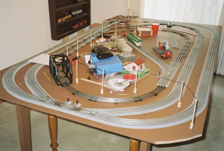 7 Unique O Gauge Layouts for Small Spaces - James Model Trains